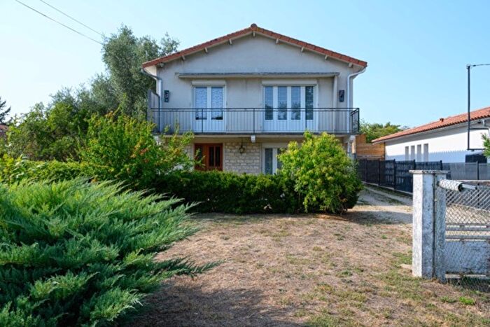 Maison à vendre - Ruelle-sur-Touvre - 9 pièces - 5 chambres