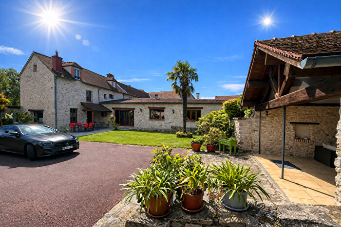 Maison à vendre - Jouy-Mauvoisin - 9 pièces - 5 chambres