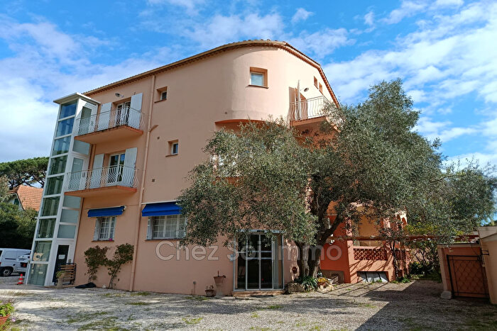 Maison à vendre - Cavalaire-sur-Mer, Centre-ville - 14 pièces - 13 chambres