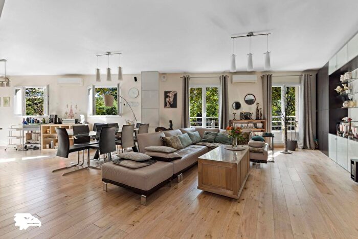 Suresnes, République : Maison 6 pièces à vendre