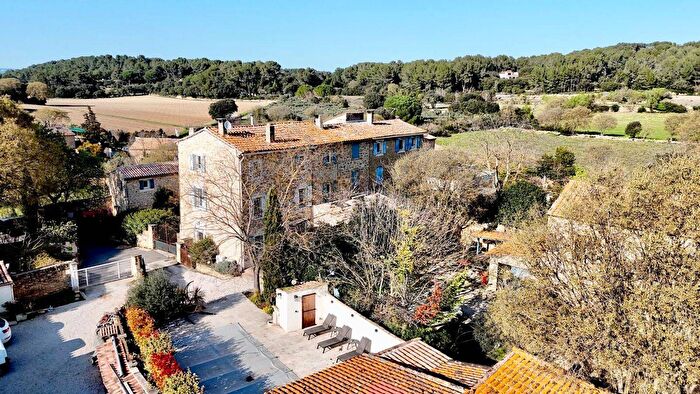 Maison à louer - Cornillon-Confoux - 6 pièces - 4 chambres