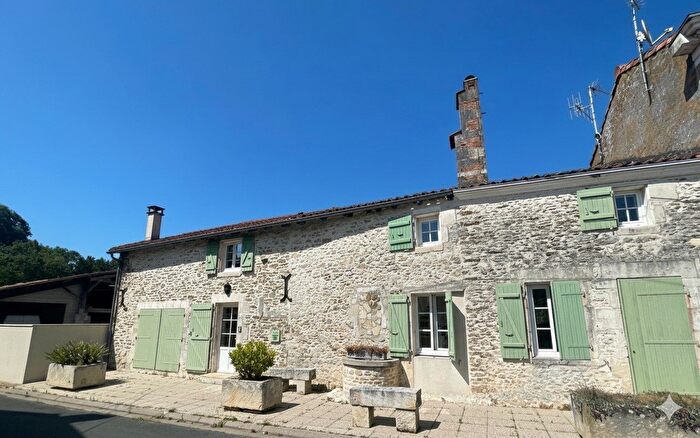 Maison à vendre - Lussant - 9 pièces - 5 chambres