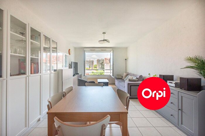 Saint-Priest, Centre-ville : Appartement 2 pièces à vendre