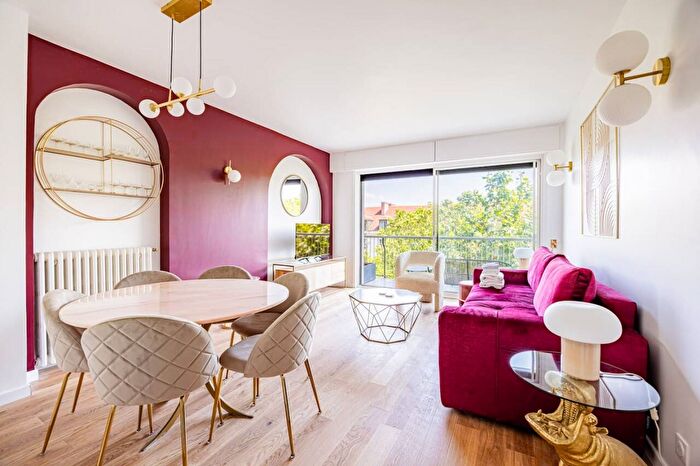 Appartement à louer - Dupleix-Motte Picquet, Paris ème arrondissement - 4 pièces - 3 chambres