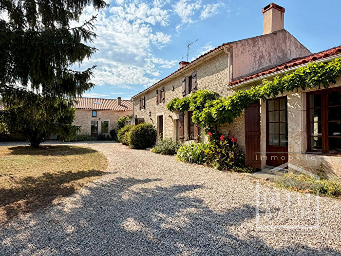 Sainte-Gemme-la-Plaine : Maison 8 pièces à vendre