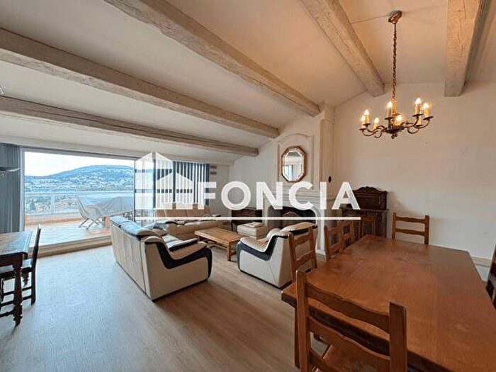 Appartement à louer - Vieille Ville, Hyères - 4 pièces - 3 chambres