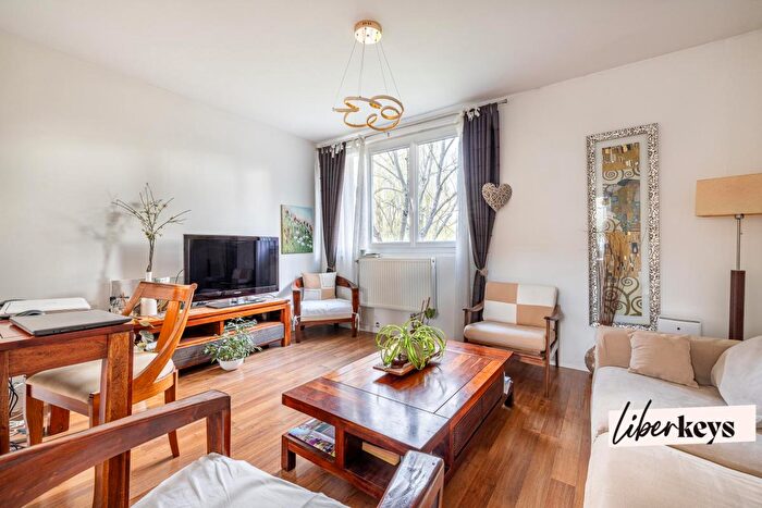 Appartement à vendre - Sainte-Geneviève-des-Bois, Saint-Hubert - 4 pièces - 2 chambres