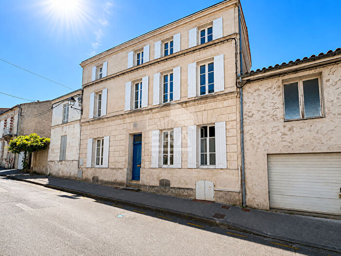 Maison 8 pièces à Saintes, Centre-ville, à vendre