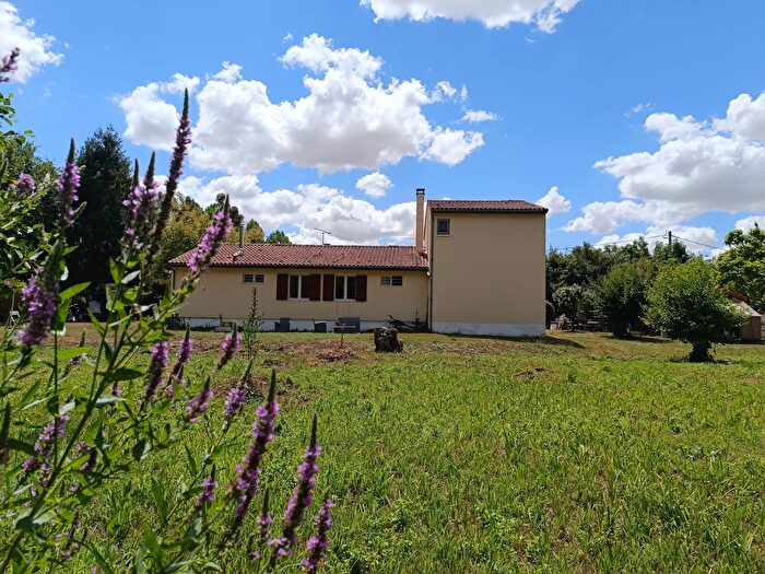 Blanzay-sur-Boutonne : Maison 8 pièces à vendre
