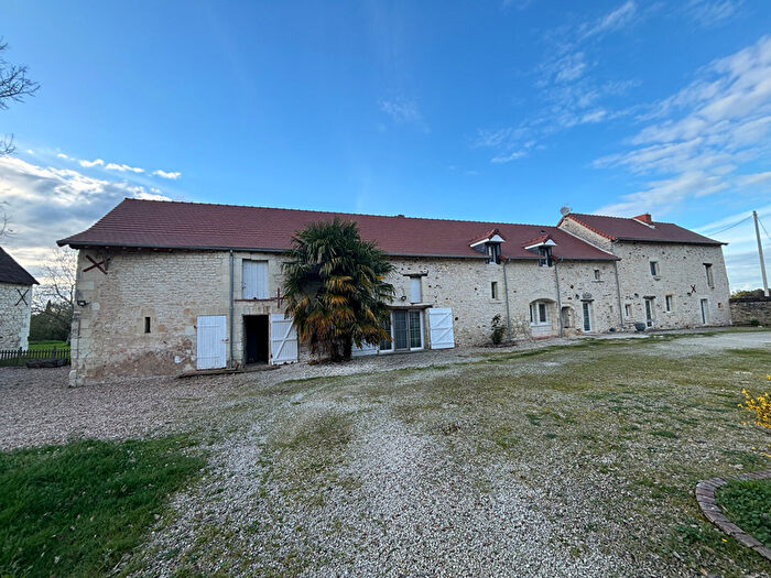 Maison 8 pièces à Dangé-Saint-Romain, à vendre