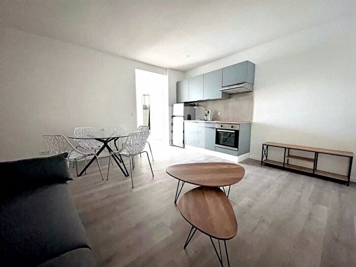 Bagnols-sur-Cèze, Centre-ville : Appartement 2 pièces à louer