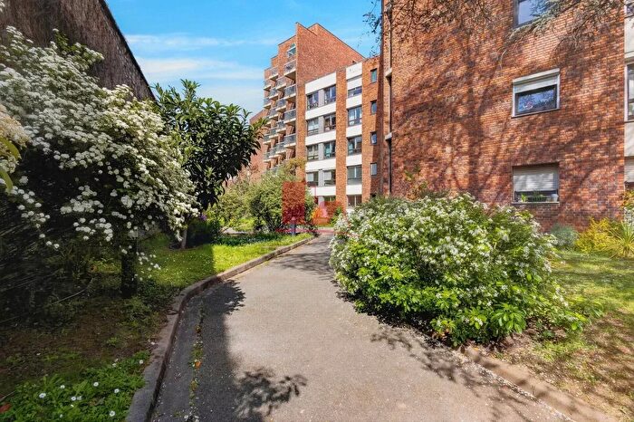 Issy-les-Moulineaux, Les Iles, La Ferme : Appartement 5 pièces à vendre