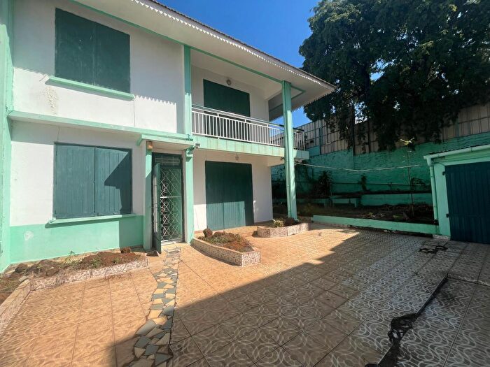 Maison 4 pièces à Saint-Pierre, Centre-ville, à vendre