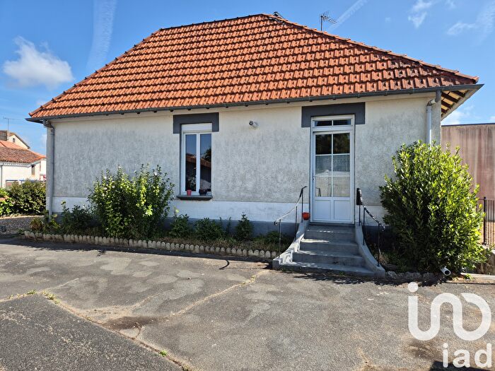 Maison à vendre - Moutiers-sous-Chantemerle - 5 pièces - 4 chambres