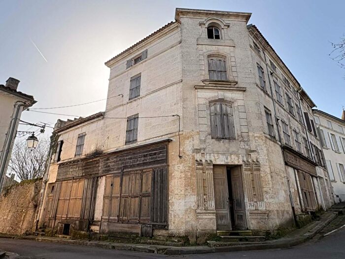 Maison à vendre - Montmoreau-Saint-Cybard - 10 pièces - 6 chambres