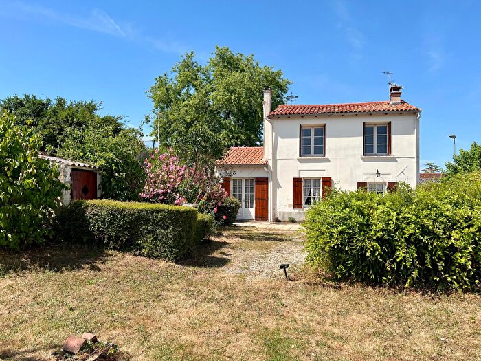 Maison à vendre - Antezant-la-Chapelle - 5 pièces - 3 chambres