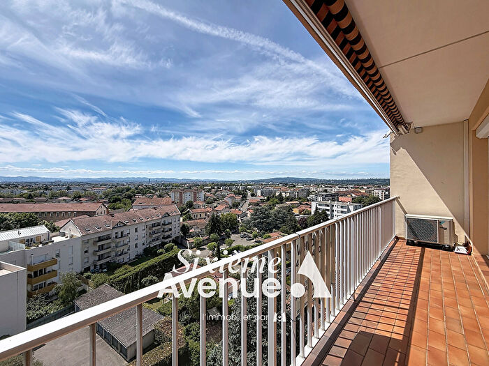 Décines-Charpieu, Centre-ville : Appartement 3 pièces à vendre