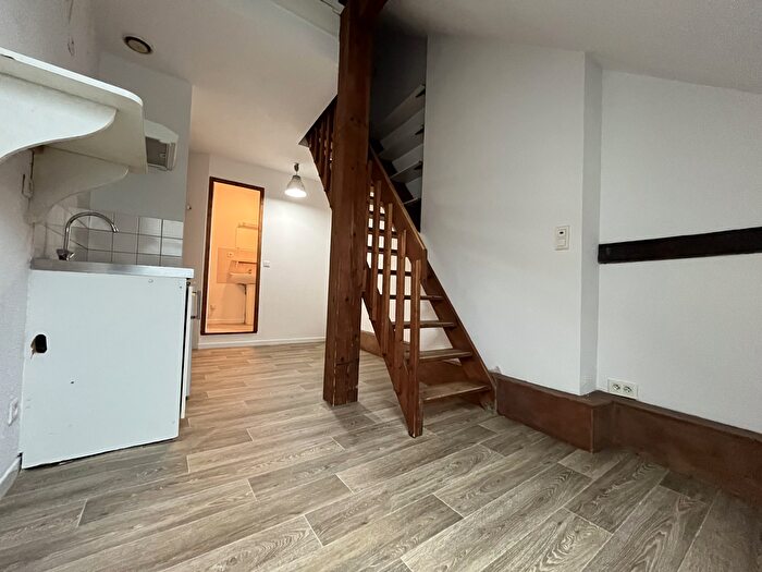 Appartement à louer - Beaune, Centre-ville - 1 pièce - 1 chambre