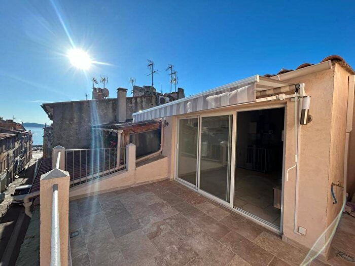 Appartement à louer - Centre Ville, La Ciotat - 3 pièces - 2 chambres