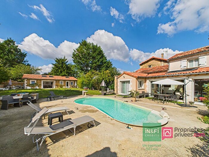 Maison à vendre - Nouaillé-Maupertuis - 8 pièces - 5 chambres