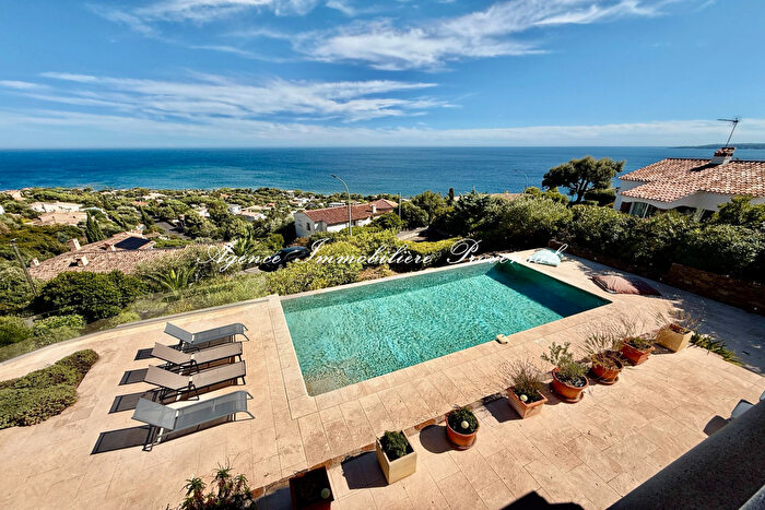 Maison à vendre - Roquebrune-sur-Argens, Les Issambres, La Vigie, Les Dolmens, Plages, Calanques - 5 pièces - 4 chambres