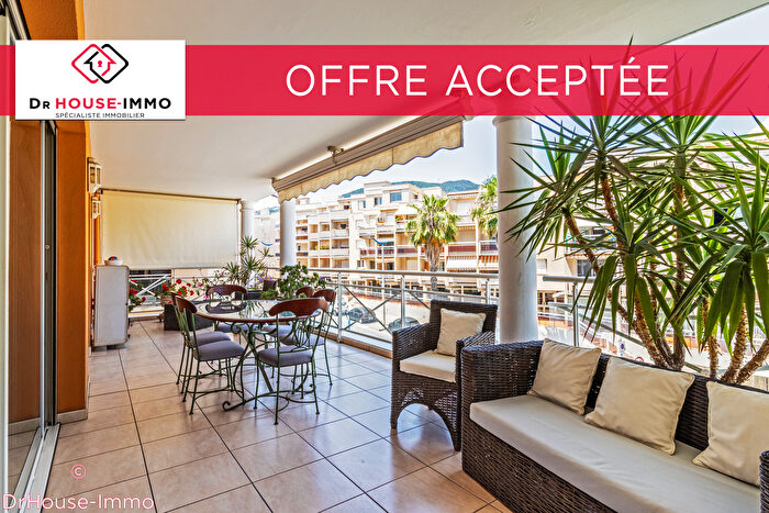 Appartement à vendre - Cavalaire-sur-Mer, Centre-ville - 3 pièces - 2 chambres