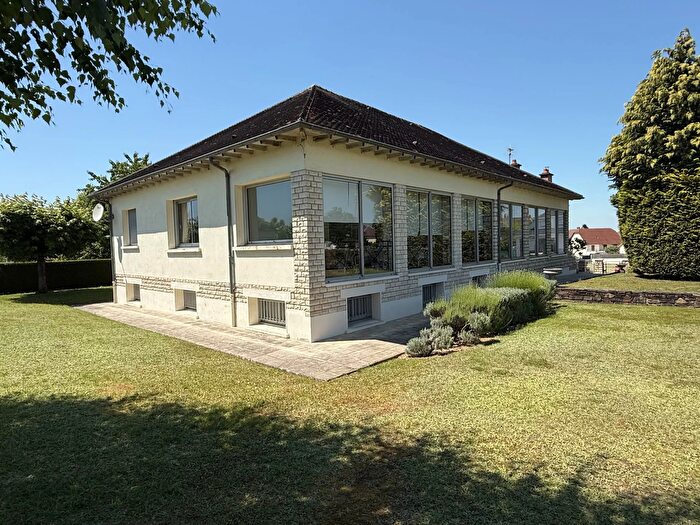 Saint-Yrieix-la-Perche : Maison 8 pièces à vendre