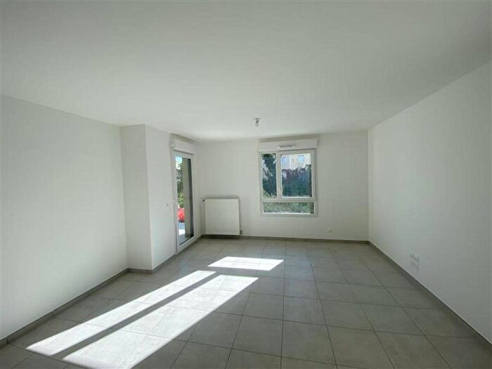 Appartement à louer - La Pagère-Bron Église-Le Terraillon-Saint Jean - 3 pièces - 2 chambres