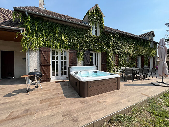 Maison à vendre - Marigny-le-Châtel - 8 pièces - 6 chambres