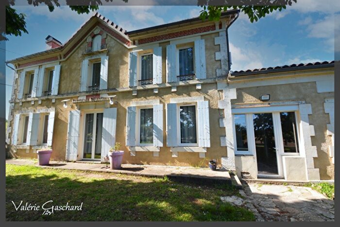 Maison 8 pièces à Le Pizou, à vendre