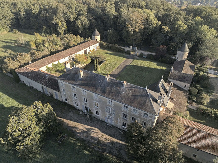 Maison à vendre - Savigny-Lévescault - 13 pièces - 9 chambres