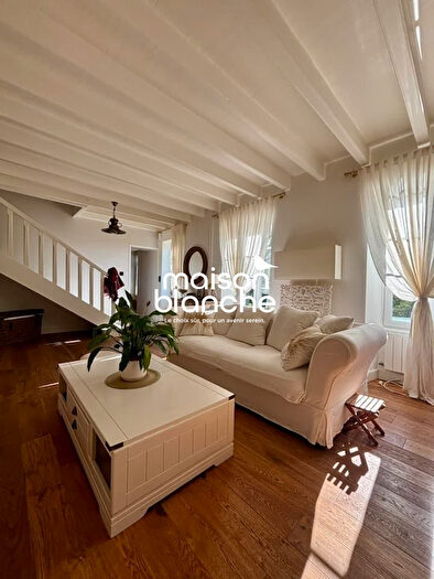Maison 10 pièces à Saint-Sauveur-d'Aunis, à louer