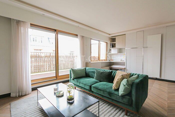 Appartement à louer - Porte Dauphine, Paris ème arrondissement - 2 pièces - 1 chambre