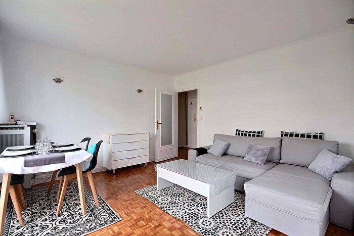 Appartement à louer - Pont de Flandre, Paris ème arrondissement - 3 pièces - 3 chambres