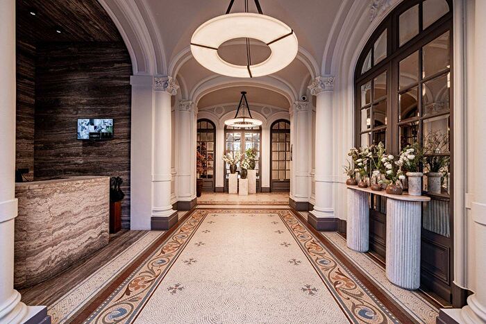 Appartement à louer - Parc Monceau, Paris ème arrondissement - 4 pièces - 3 chambres