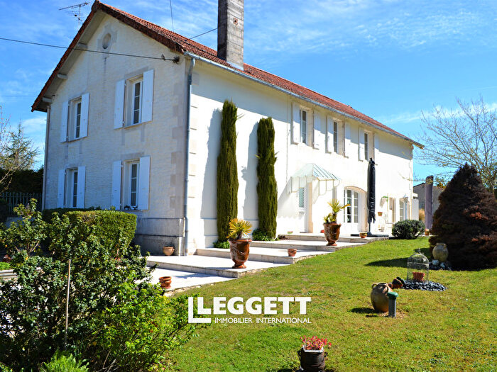 Maison à vendre - Villebois-Lavalette - 10 pièces - 4 chambres