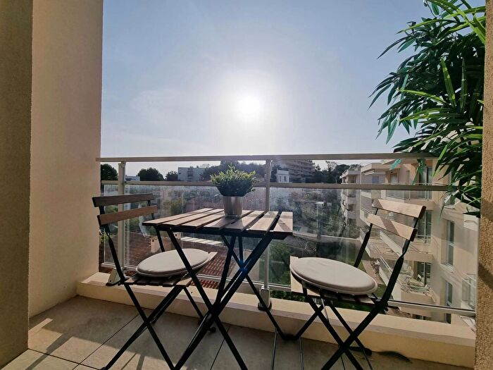 Appartement à louer - La Constance-Le Puy, Antibes - 2 pièces - 1 chambre