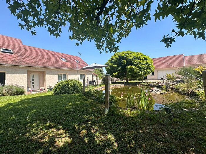 Soissons-sur-Nacey : Maison 10 pièces à vendre