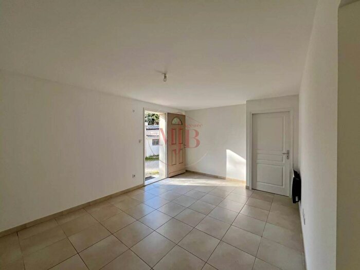 Maison à louer - Saint-Étienne-du-Grès - 6 pièces - 3 chambres