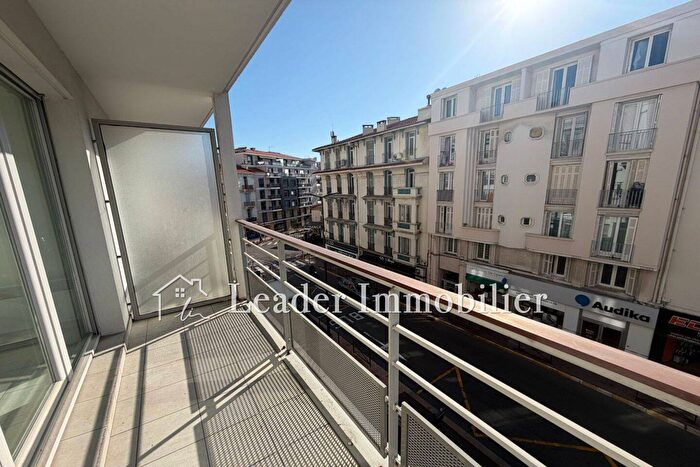 Appartement à louer - Place de Gaulle, Antibes - 3 pièces - 2 chambres