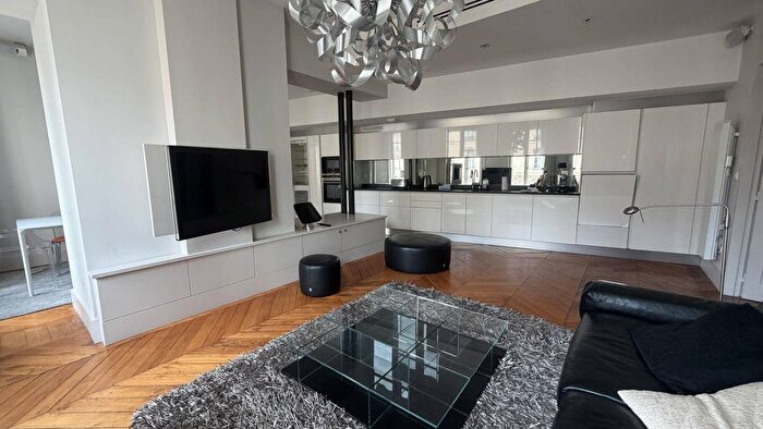 Appartement à louer - Presquîle, Centre ville, Cordeliers, Lyon ème arrondissement - 4 pièces - 2 chambres