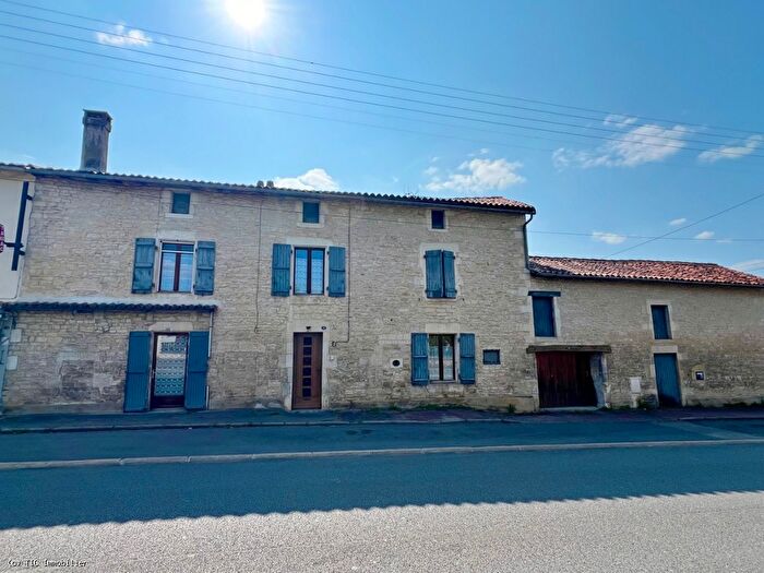 Maison à vendre - Ruffec - 5 pièces - 3 chambres