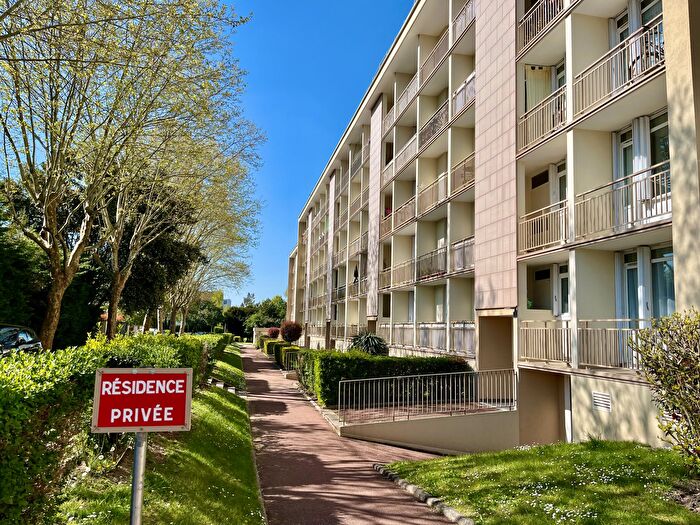 Appartement à louer - Fontenay-le-Fleury - 4 pièces - 3 chambres