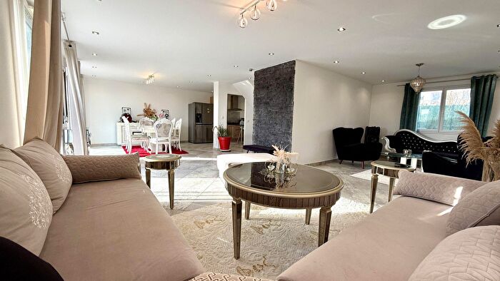 Maison 8 pièces à Ecquevilly, à vendre