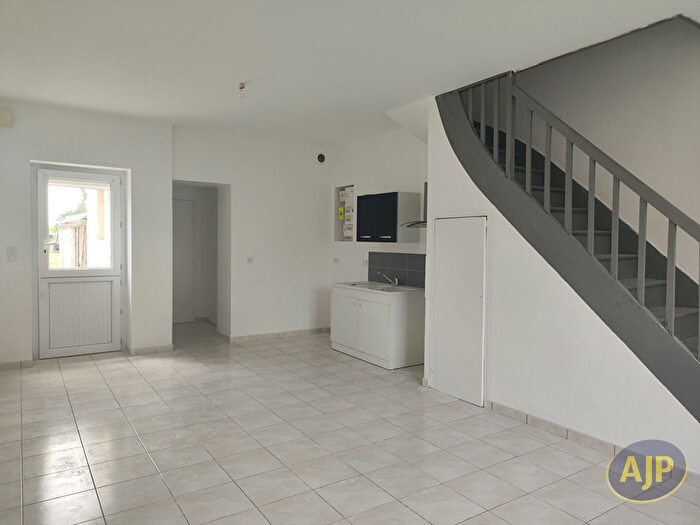 Nyoiseau : Maison 3 pièces à louer