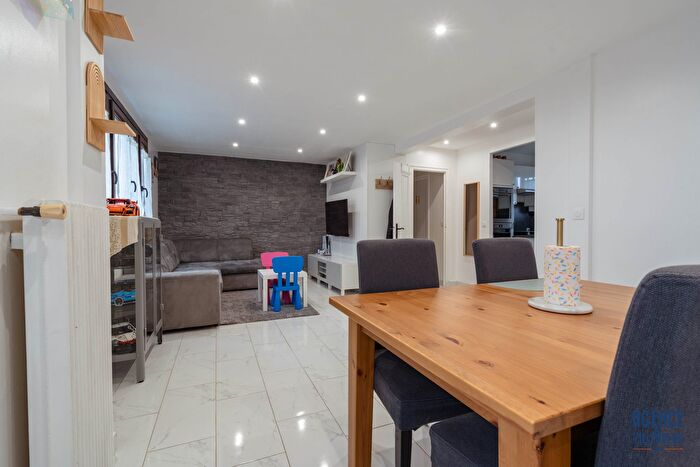 Appartement à vendre - Les Clayes-sous-Bois - 4 pièces - 2 chambres