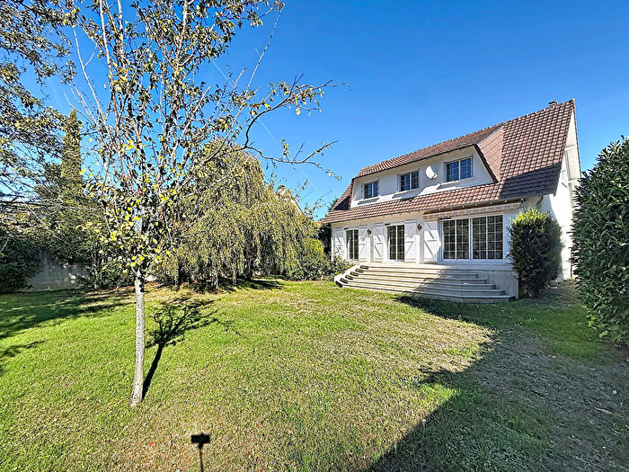 Neauphle-le-Château : Maison 8 pièces à vendre