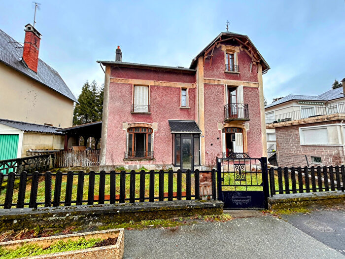 Maison à vendre - Ussel - 9 pièces - 7 chambres