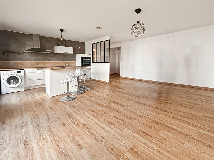 Appartement à louer - Quartiers Sud-Est, Italie - 4 pièces - 2 chambres