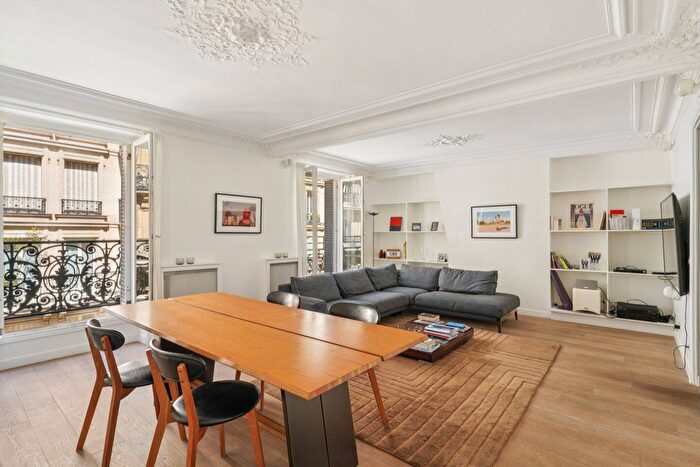 Appartement à louer - Chaillot, Paris ème arrondissement - 3 pièces - 2 chambres